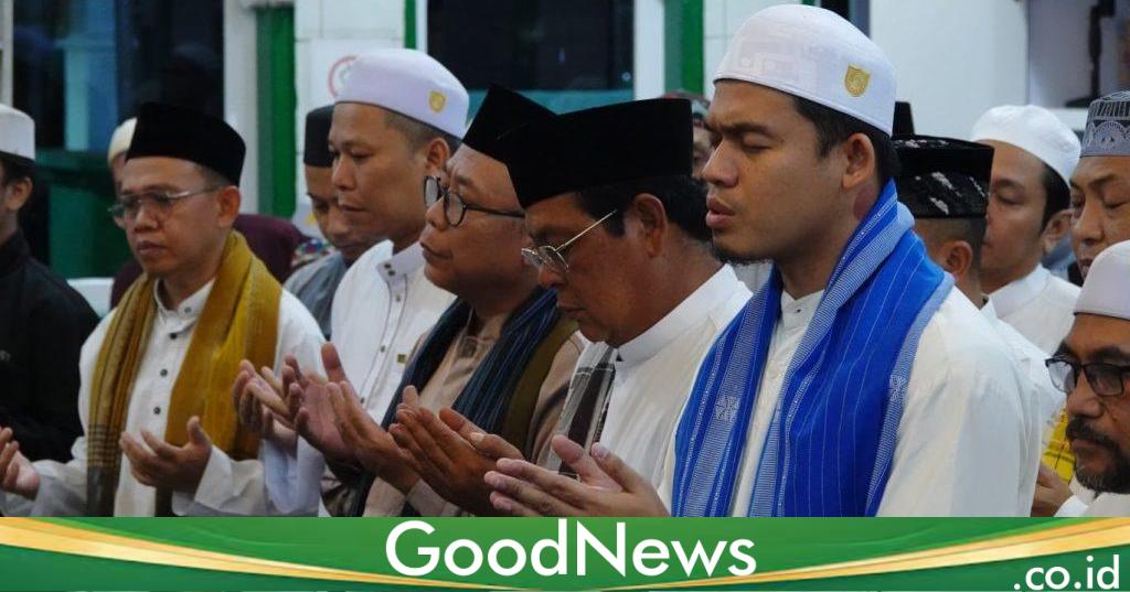 Paman Birin Bersama Buya Arrazy Ziarah Ke Makam Datu Kalampayan ... Paman Birin Bersama Buya Arrazy Ziarah Ke Makam Datu Kalampayan ...